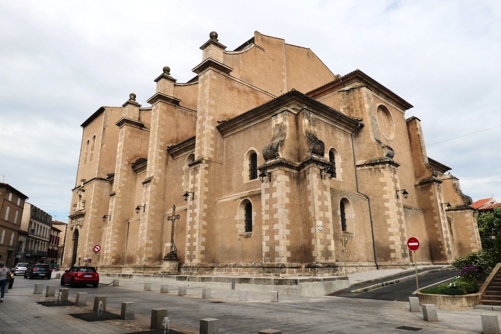 CASTRES – AN UNKNOWN GEM IN THE LANGUEDOC, AND A RUINED ABBEY – Paris ...