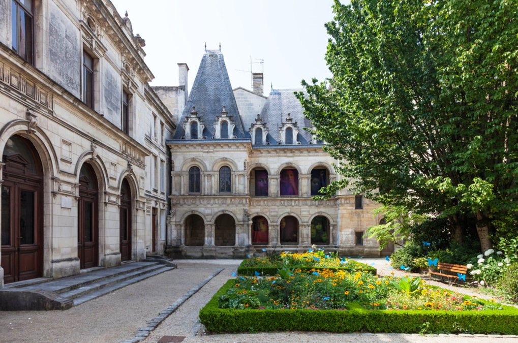 THE SPARKLING SEASIDE TOWN OF LA ROCHELLE – Paris Plus Plus